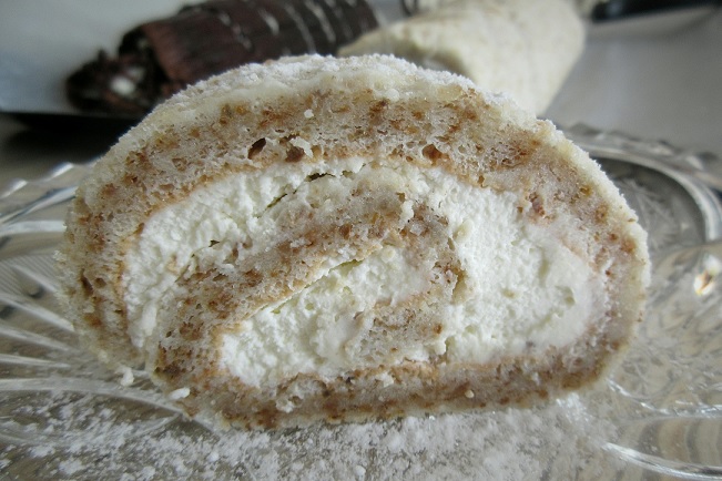 Rychlá a jednoduchá bezé ořechová roláda | Roláda.cz